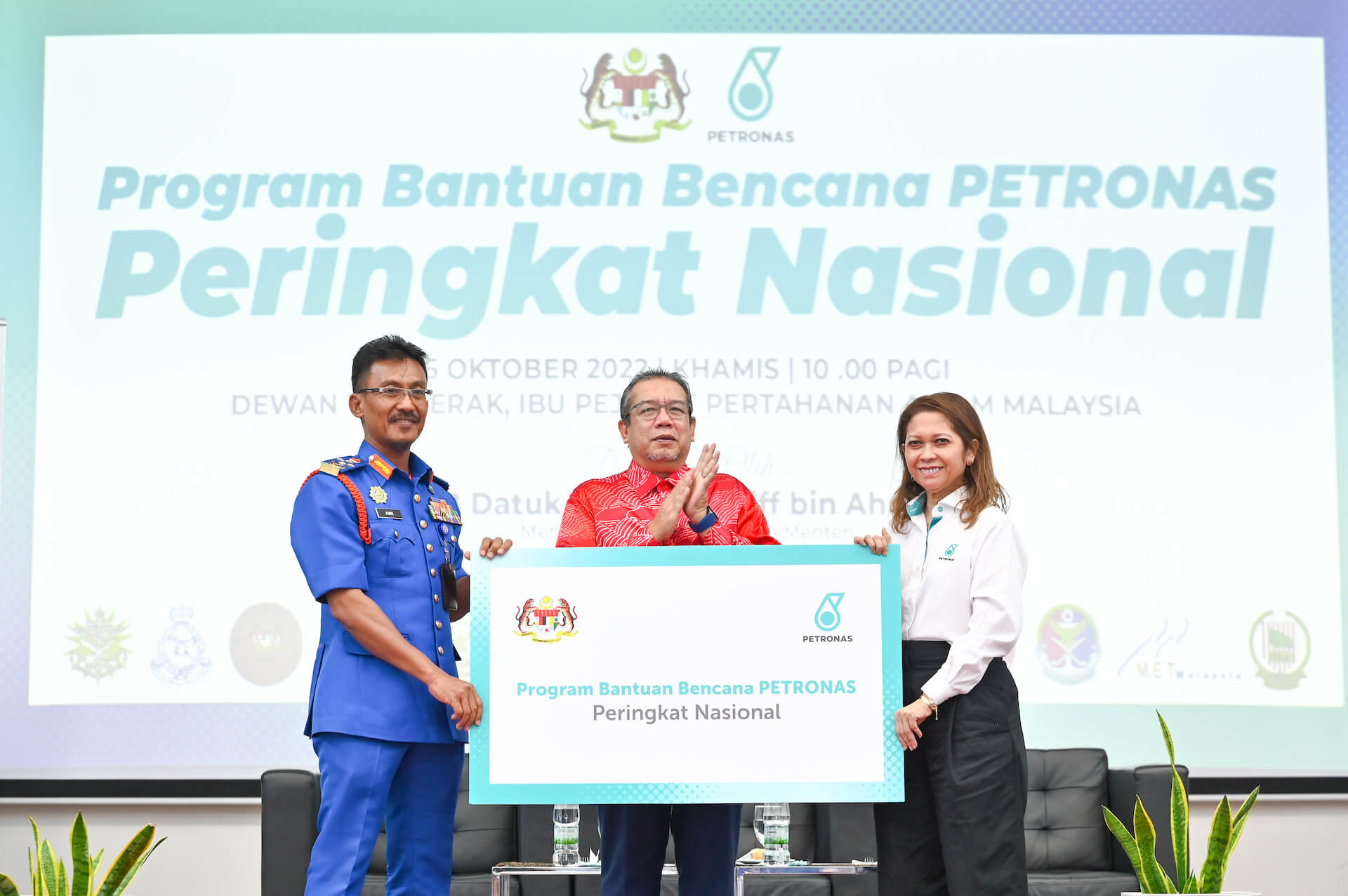 PETRONAS Contributes RM3 2 Million To Aid Flood Preparedness Efforts petronas-contributes-rm3-2-million-to-aid-flood-preparedness-efforts